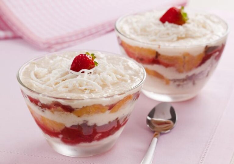 Pavê de Mousse de Coco e Biscoito • Receitas | Peeters Place